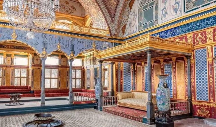 Topkapi Palace, Harem-Hagia Sophia & Blue Mosque Guided Small Group Tour with Pick up, Lunch ...